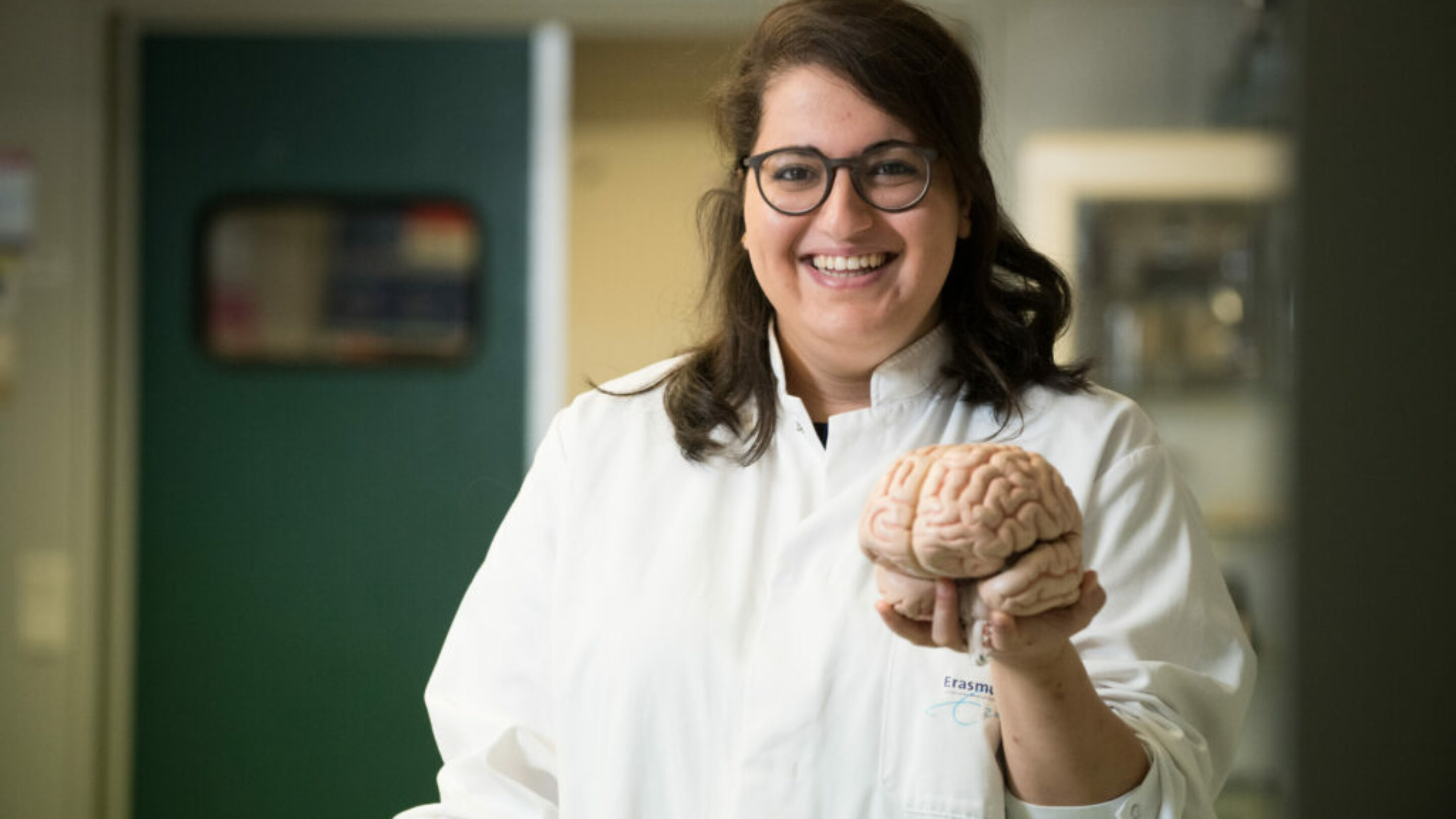 Onderzoeker Sadaf Soloukey legt de hersenen en het ruggenmerg bloot ...