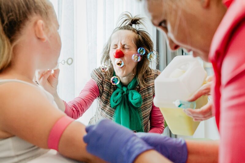 Clown helps child with anxiety and pain in hospital - Amazing Erasmus MC